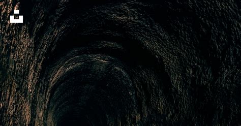 끝에 빛이 있는 어두운 터널 사진 Unsplash의 무료 키토 이미지