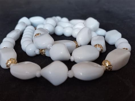 Біле жіноче намисто — ціна 180 грн у каталозі Кольє і намиста Купити аксесуари за доступною