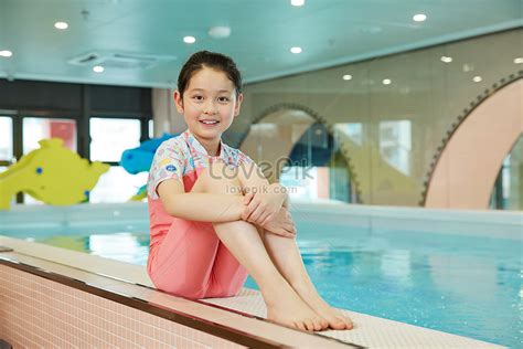 수영장 옆에 앉아 있는 어린 소녀 사진 무료 다운로드 Lovepik