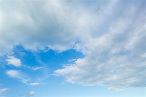 구름과 하늘 여름 푸른 그라디언트 구름 밝은 흰색 배경 맑은 구름 아름다움 평온한 햇빛 밝은 겨울 공기 밝은 청록색 풍경 하루 환경 수평선 전망 봄 바람 0명에 대한 스톡