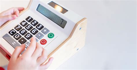 아이들은 각각 숫자 7과 다른 숫자를 눌러 나무 장난감 금전 등록기를 연주하고 있습니다 완구류에 대한 스톡 사진 및 기타 이미지 완구류 동전 통화 Istock