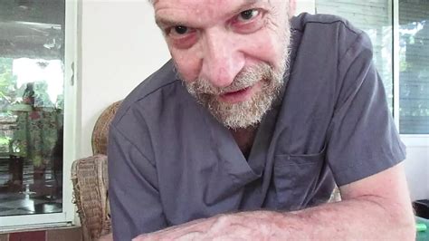 你可以穿着直身衣吮吸鸡巴！由 Hairyartist 委托的视频 Xhamster