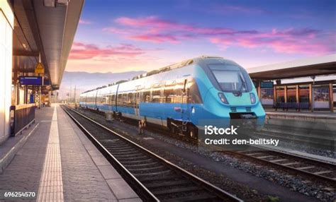 아름 다운 보기 현대 통근 열차 역에 유럽에서 일몰에 구름과 다채로운 하늘 푸른 기차 철도 플랫폼에 산업 풍경입니다 철도 배경 기차에 대한 스톡 사진 및 기타 이미지