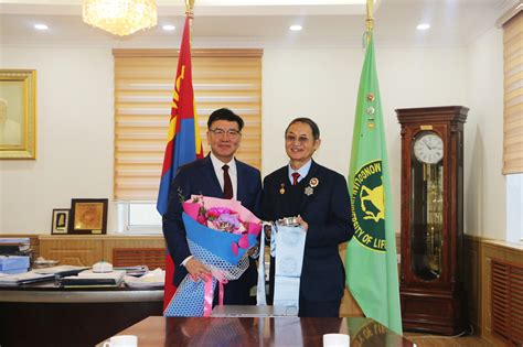 ХӨДӨӨ АЖ АХУЙН ИХ СУРГУУЛЬ ШИНЭ ОНЫГ ШИНЭ ГАВЬЯАТТАЙ УГТЛАА Шинэ оны босгон дээр эрхэлсэн