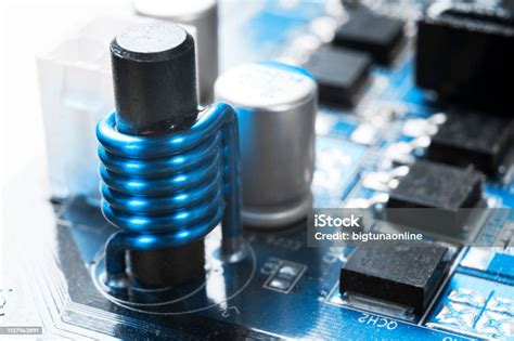 저항기 마이크로 칩 및 전자 부품이 있는 회로 기판의 매크로 샷 컴퓨터 하드웨어 기술 통합 통신 프로세서 정보 공학 반도체 Pcb 근접 촬영 Cpu에 대한 스톡 사진 및