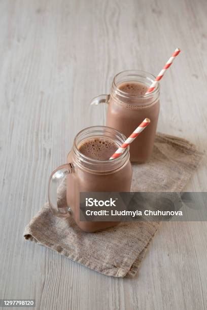흰색 나무 표면에 유리 항아리 머그잔에 집에서 만든 뉴 잉글랜드 초콜릿 밀크 쉐이크 낮은 각도보기 공간을 복사합니다 0명에 대한 스톡 사진 및 기타 이미지 Istock