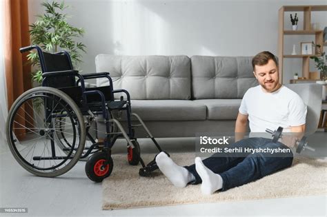 휠체어 배경에서 스트레칭과 운동을하는 장애인 스포츠맨 장애인의 삶 건강관리와 의술에 대한 스톡 사진 및 기타 이미지 건강