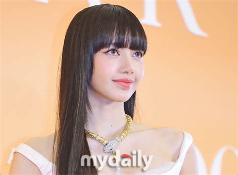 더쿠 19금 누드쇼 데뷔한 블랙핑크 리사 상의 탈의는 없었다 [md이슈]