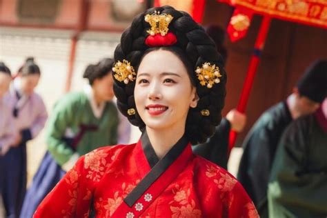 Whos Dating Who The Bon Appétit Your Majesty” Casts Real Life