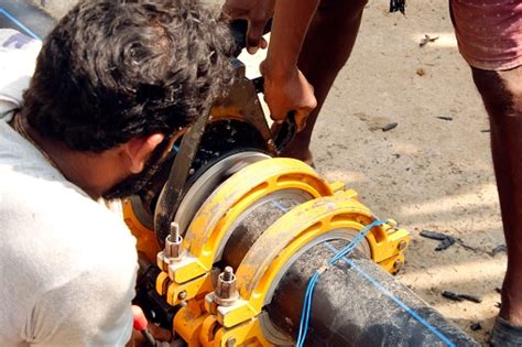 물 공급 인프라에 연결 폴리 몰드 Hdpe 파이프를 작업 하는 노동자 가볍게 두드리기에 대한 스톡 사진 및 기타 이미지 가볍게 두드리기 강철 건설 기계류 Istock