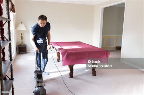 젊은이 집 남편 숙박 홈 아빠 카펫 바닥 인테리어 집 거실 당구 테이블 국내 생활의 내부에 진공을 사용 하 여 진공 청소기 가리기에 대한 스톡 사진 및 기타 이미지 Istock