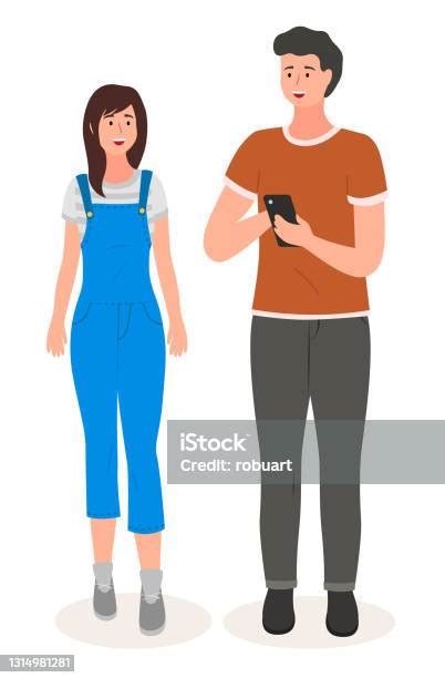 젊은 여자와 잘 생긴 남자 캐주얼 옷에 서 전체 높이 남자 들고 A 휴대 전화 T 셔츠에 대한 스톡 벡터 아트 및 기타 이미지