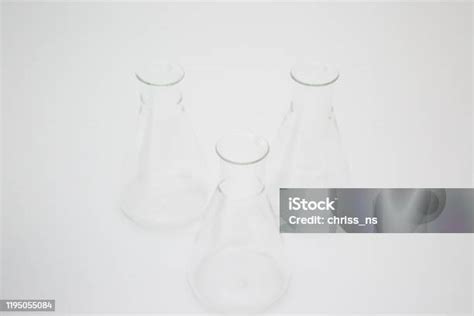 흰색 배경에 고립 된 세 가지 과학 실험실 유리 에를렌 마이어 플라스크 3가지 개체에 대한 스톡 사진 및 기타 이미지 3가지 개체 Stem 주제 개념 Istock
