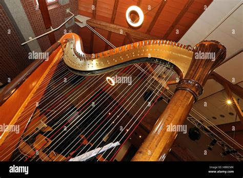 Zupfinstrument hi-res stock photography and images - Alamy
