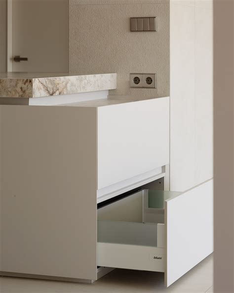 스튜디오디아즈ㅣ분당인테리어 잠실인테리어 광교인테리어 아일랜드 측면은 대부분 상판이 끝나는 라인에 맞추어 도어와 같은 판재로 마감을 하는데요 이번 현장은 상판의