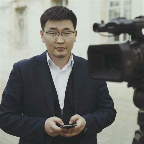 “НОГООН ДЭЛХИЙ МАНАЙ ГЭР БҮЛЭЭС ЭХТЭЙ”