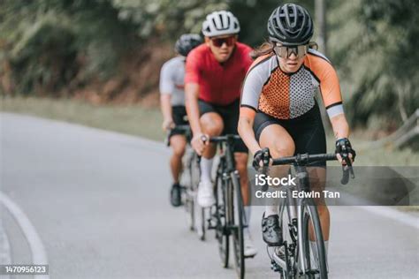 로드 사이클링 경주를 선도하는 아시아 중국 여성 사이클리스트 스포츠 레이스에 대한 스톡 사진 및 기타 이미지 스포츠 레이스 이끔 자전거 Istock
