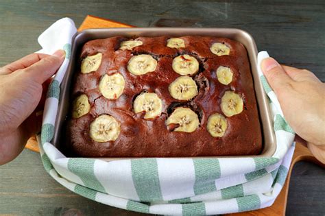 신선한 구운 맛있는 수제 통밀 초콜릿 바나나 올리브 오일 케이크의 팬을 들고 손 갈색에 대한 스톡 사진 및 기타 이미지 갈색 건강한 생활방식 남자 Istock