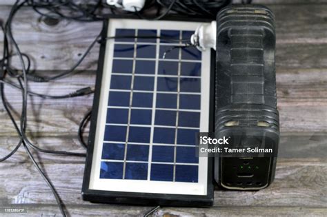 전자를 발생시키는 물질로 만들어진 태양광전지전지를 이용하여 태양광을 전기로 변환하는 장치인 태양광 패널로 충전되는 다목적 배터리 0명에 대한 스톡 사진 및 기타 이미지