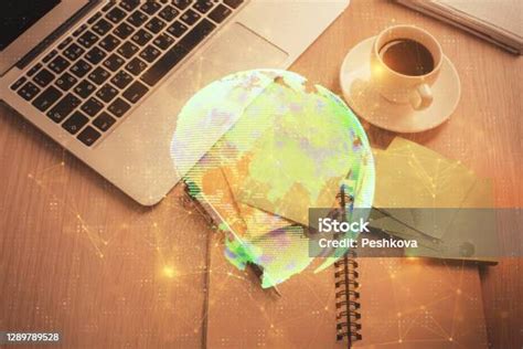 데스크톱 배경의 컴퓨터를 통해 소셜 네트워크 홀로그램 도면 맨 위 보기입니다 이중 노출 개념에 대한 스톡 사진 및 기타 이미지 Istock