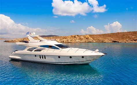 Обои яхта море катер небо берег облака для рабочего стола раздел Корабли