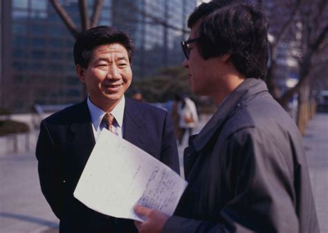 노무현사료관 [mbc기자와 거리인터뷰를 하는 노무현 민주당 전 의원]