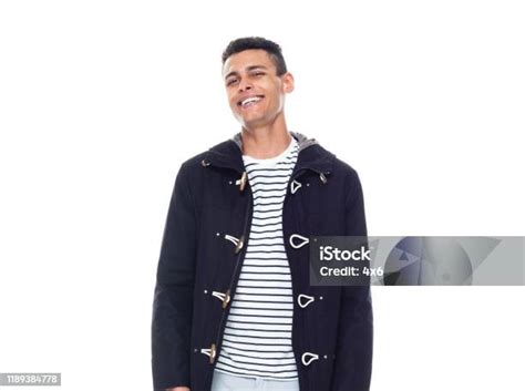 2029세의 어른 잘생긴 사람 키가 큰 아프리카 민족 아프리카계 남성 젊은 남성 입고 있는 자 켓 따뜻한 옷을 입고 웃고 있는 정면 허리까지 20 24세에 대한 스톡 사진
