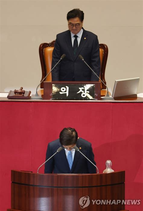 인사하는 김문수 고용노동부 장관 연합뉴스