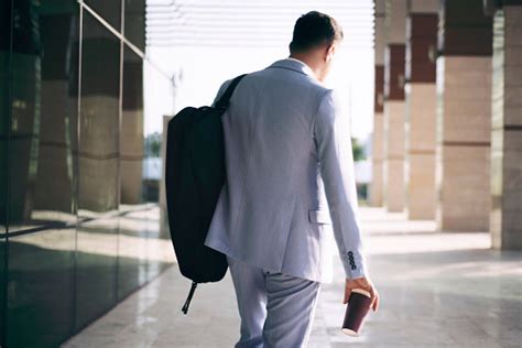 사무실 건물 밖에서 숄더백을 들고 걷는 커피 머그잔을 들고 있는 인식할 수 없는 젊은 사업가의 뒷모습 퇴근 후에 대한 스톡 사진 및 기타 이미지 Istock