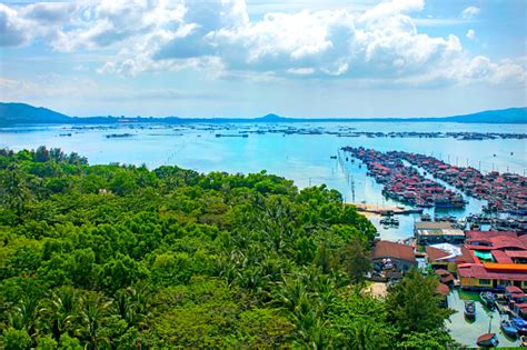 하얀 모래와 야자수 나무 청록색 바다와 라군의 아름 다운 보기 상단에서 볼 Panorama Music Festival에 대한