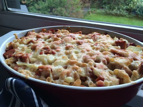 Hjemmelaget barnemat med makaroni: Makaroniform med pølse. Nammis!