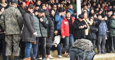 부모님께 큰절 올리는 여군부사관 후보생