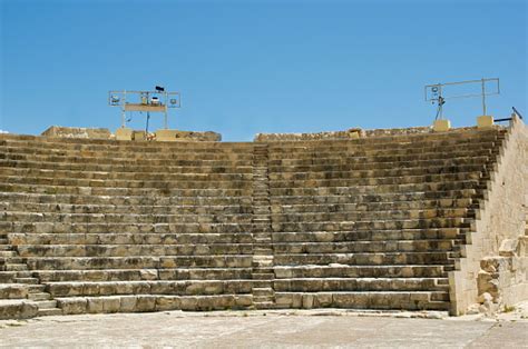 유서 깊은 석조 원형 극장은 밝고 푸른 하늘 아래 서 있습니다 역사적 건축물에 대한 스톡 사진 및 기타 이미지 역사적 건축물 침식 0명 Istock