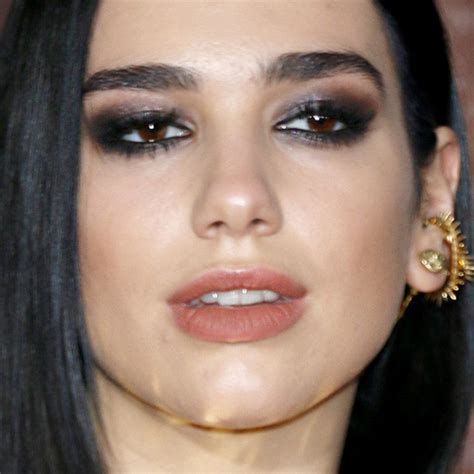 Dua Lipa Makeup Black Eyeshadow Nude Eyeshadow And Pink Lip Gloss
