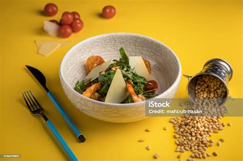 당근 재료와 노란색 배경에 유기농 야채가 있는 밀짚 바구니 0명에 대한 스톡 사진 및 기타 이미지 0명 개념 과일 Istock