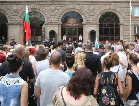 Призив: Народна съпротива пред входа на президентството | Lentata
