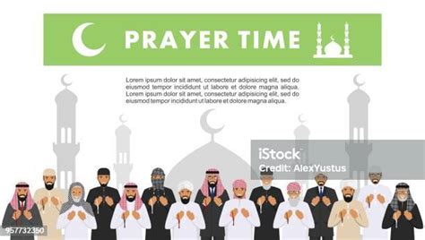 기도 시간입니다 다른 기도 무슬림 아랍 사람과 전통적인 아라비아 옷에 물 라 서 꾸 란과 평 복입니다 이슬람 남자 손에 구슬 가진 기도 모스크와 첨탑의 실루엣입니다 노인에