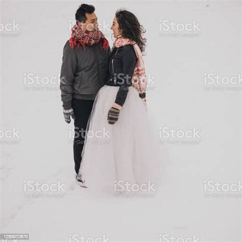 신부와 신랑에 사랑 커플 에 니트 스카프와 장갑 에 겨울 눈 겨울에 대한 스톡 사진 및 기타 이미지 겨울 결혼식 양모