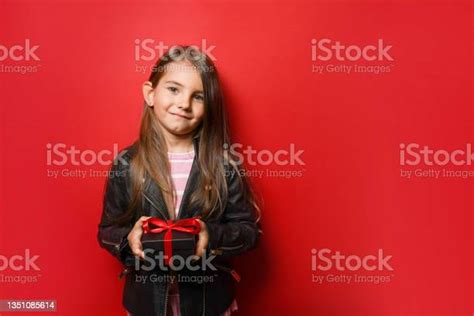 복사 공간이있는 빨간색 배경에 검은 선물 상자를 들고있는 어린이 소녀 블랙 프라이데이 컨셉 아이에 대한 스톡 사진 및 기타 이미지 Istock