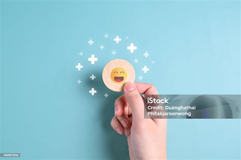 파란색 배경에 행복한 미소를 짓는 얼굴 고객 서비스 평가 긍정적인 사고와 정신 건강 평가 행복으로 피드백을 주는 행복한 고객 5에 대한 스톡 사진 및 기타 이미지 Istock