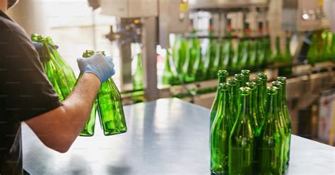 양조장에서 수제 맥주 양조 생산 맥주 병입을위한 증류 병 고해상도 사진 Unsplash의 양조장 이미지