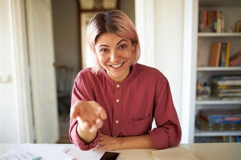Mujer Joven Con Cabello Rosado Posando Foto Gratis