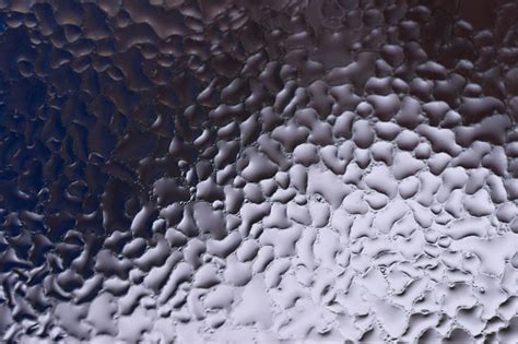 유리 창에 물 방울 배경을 흐리게 닫습니다 매크로에서 삭제합니다 창 근접 촬영에 응축입니다 젖은 공기 0명에 대한 스톡 사진 및 기타 이미지 Istock