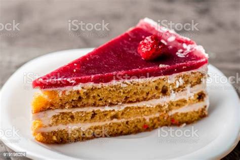 화이트 접시에 초콜릿으로 라즈베리 케이크입니다 맛 있는 디저트 0명에 대한 스톡 사진 및 기타 이미지 0명 과일 달콤한 음식 Istock
