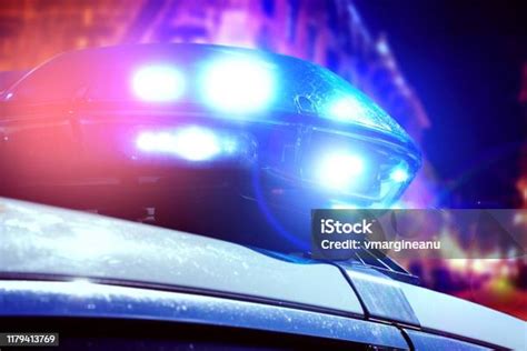밤에 순찰 경찰차의 파란색과 빨간색 빛 점멸 불을 켜고 전체 활동경찰 부서 비상 점멸과 도시의 야간 순찰 경찰 차량에 보안 사이렌 경찰관에 대한 스톡 사진 및 기타 이미지