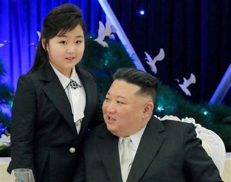 ลุคภูมิฐานเกินวัยของ “คิม จู แอ” ว่าที่ผู้นำหญิงเกาหลีเหนือคนแรก