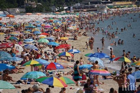 Туристи в шок Голи мъже се държат като порноактьори на плажа