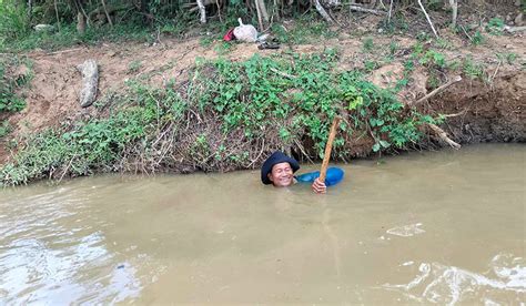 ពលរដ្ឋ ខ្មែរ និង បរទេស នាំ គ្នា ទៅ អង្គុយ យក កញ្ច្រែង រែង រក កម្ទេច រ៉ែ ត្បូង តាម មាត់ ស្ទឹង