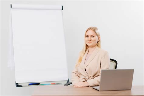 회의 데스크탑 및 노트북을 위한 보드가 있는 사무실에서 양복을 입은 금발 개념에 대한 스톡 사진 및 기타 이미지 개념 검은색 경영자 Istock