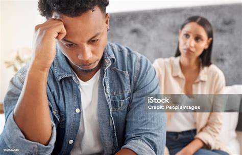 문제 싸움 및 우울한 부부는 집에서 침실에서 부정 행위 이혼 또는 정신 건강을 위해 함께 논쟁합니다 유독한 관계에서 여자를 무시하는 좌절한 남자와 함께 화나거나 슬프거나